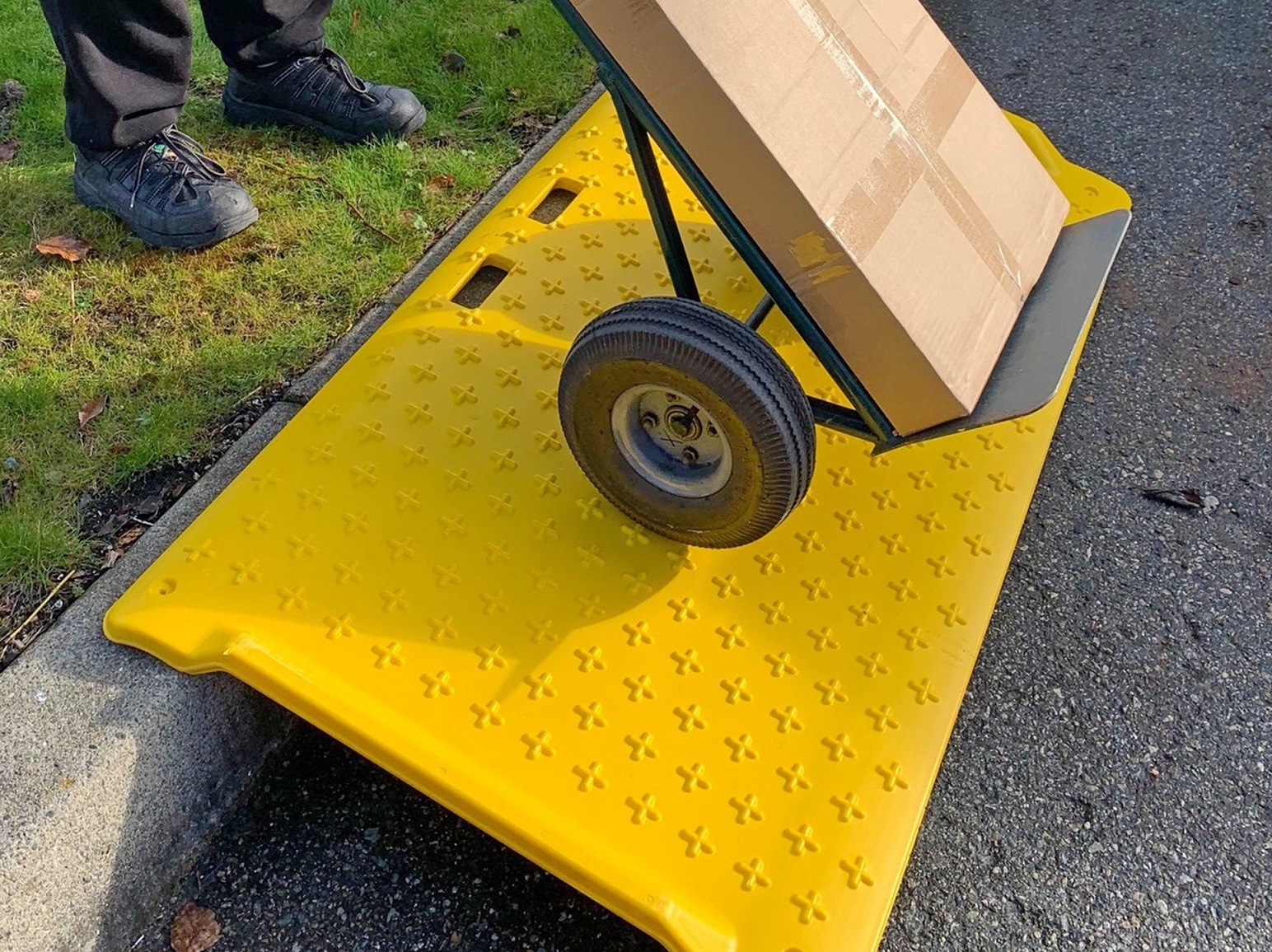 Portable Kerb Ramp 🚧 Heavy Duty Plastic | Astrolift NZ | Kerb Ramps ...