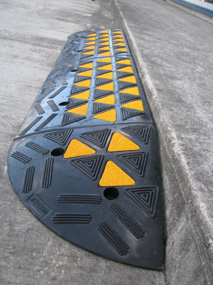 Heavy Duty Rubber Kerb Ramp | Suitable for Trucks and Buses | Kerb ...