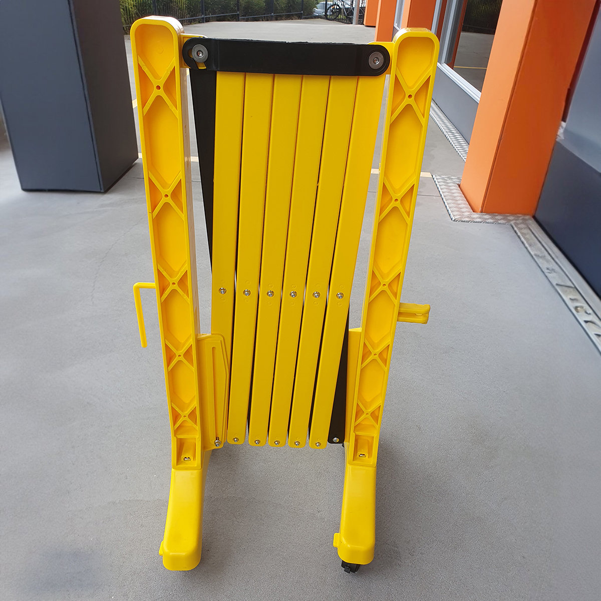 Expandable Mobile Barrier Gate | Expandable Safety Barriers | Astrolift