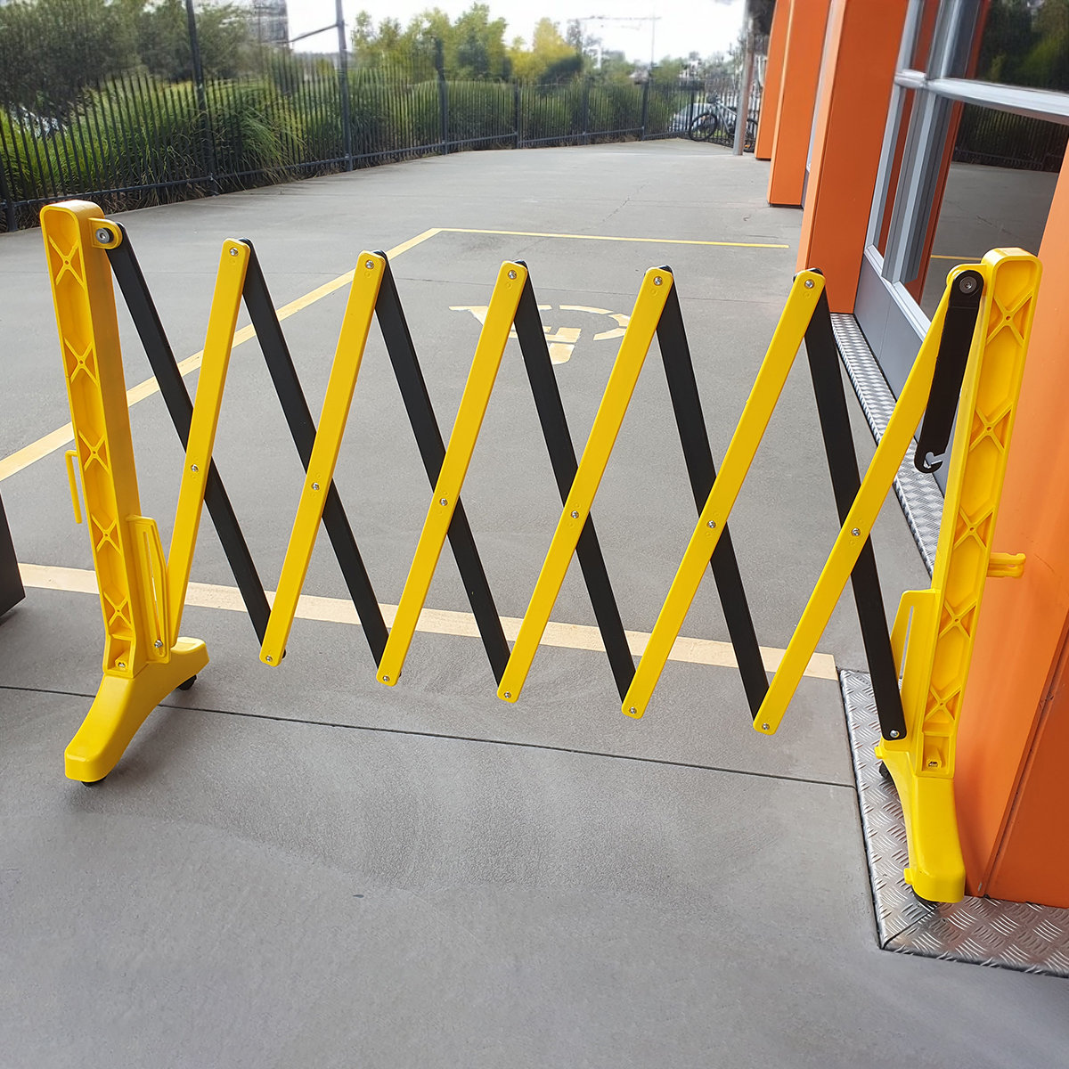 Expandable Mobile Barrier Gate | Expandable Safety Barriers | Astrolift