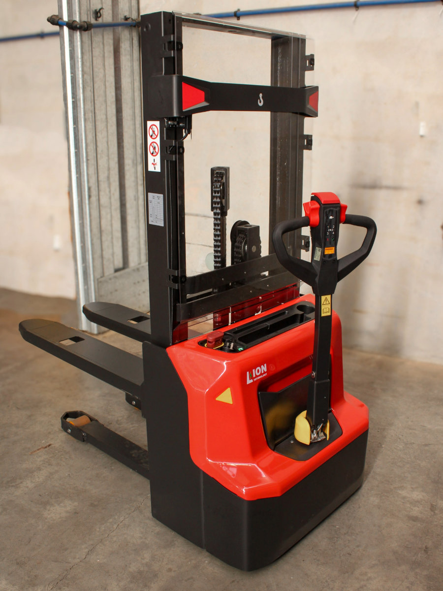 Non Straddle Pallet Stacker | Pallet Stackers | Astrolift