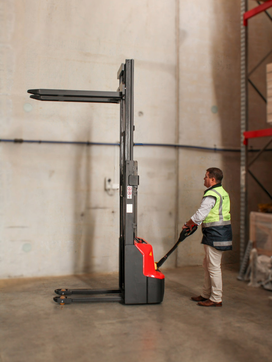 Non Straddle Pallet Stacker | Pallet Stackers | Astrolift